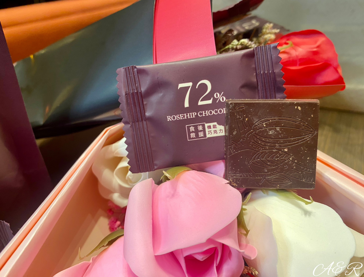 We Charming 唯睛品 食後救援 72%機能巧克力 ┃有著夢幻玫瑰香氣讓人一吃就幸福滿分┃重點還可以雙享受~ 巧克力的大大們一定要知道! - AR生活地圖