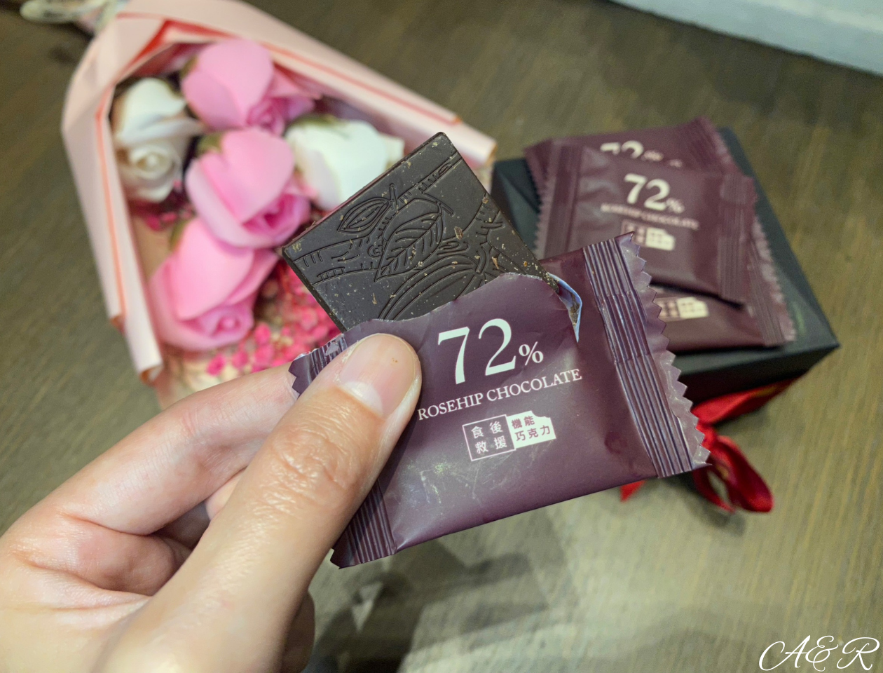 We Charming 唯睛品 食後救援 72%機能巧克力 ┃有著夢幻玫瑰香氣讓人一吃就幸福滿分┃重點還可以雙享受~ 巧克力的大大們一定要知道! - AR生活地圖